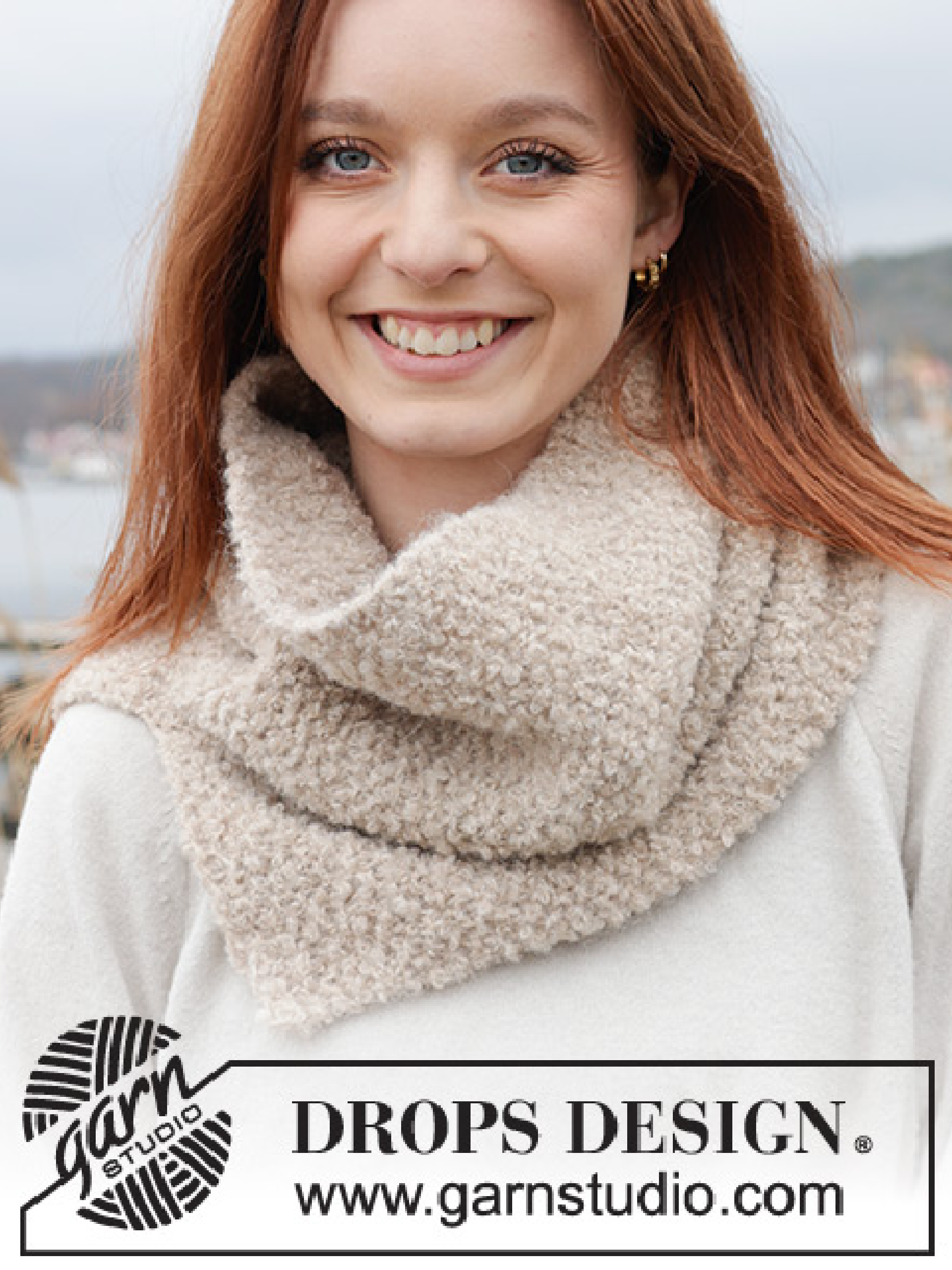 242-58 Winter's Day Neck Warmer - Garnius