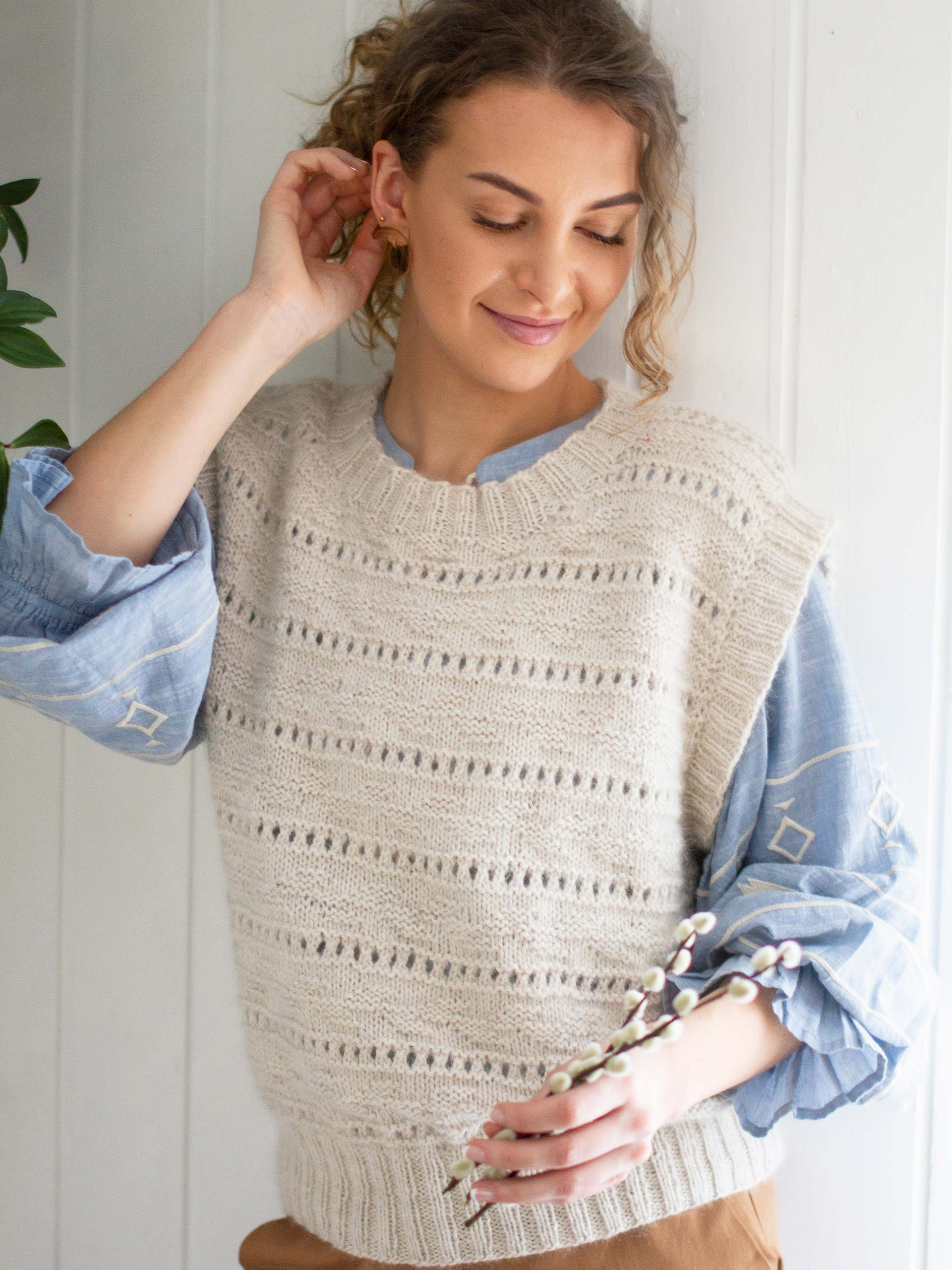 ENGLAMARK vest lys beigemeleret - Garnius - Garnius.dk